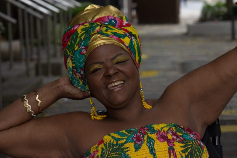 Conheça a história de Mona Rikumbi